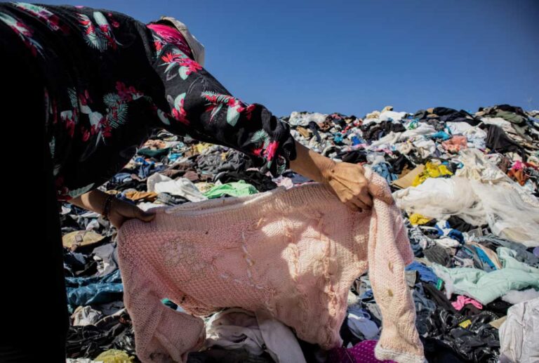 El basurero de ropa usada en el desierto de Atacama en Chile | El ...